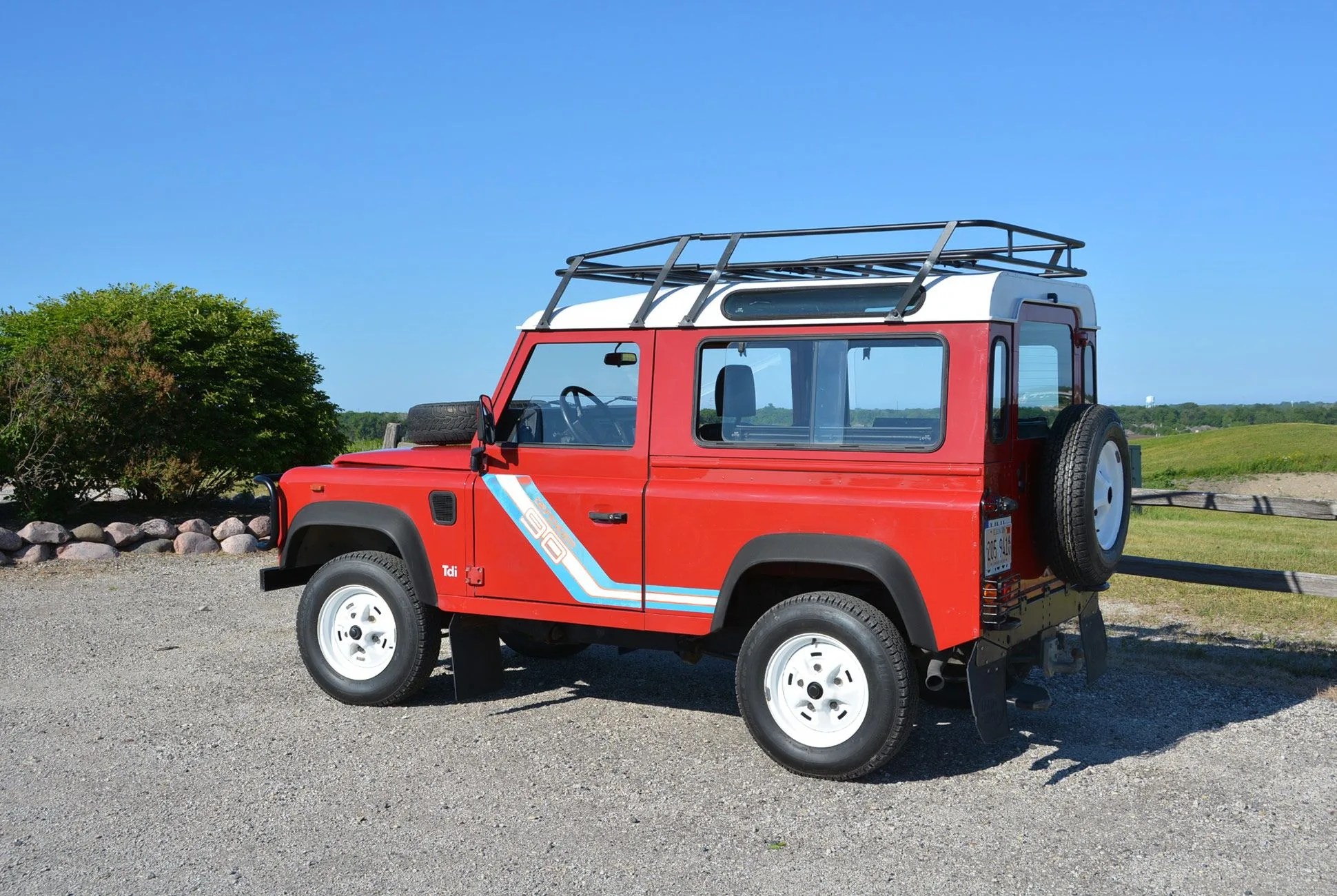 The Early ’90s Are Back Thanks to This Italian Defender 90 | Gear Patrol