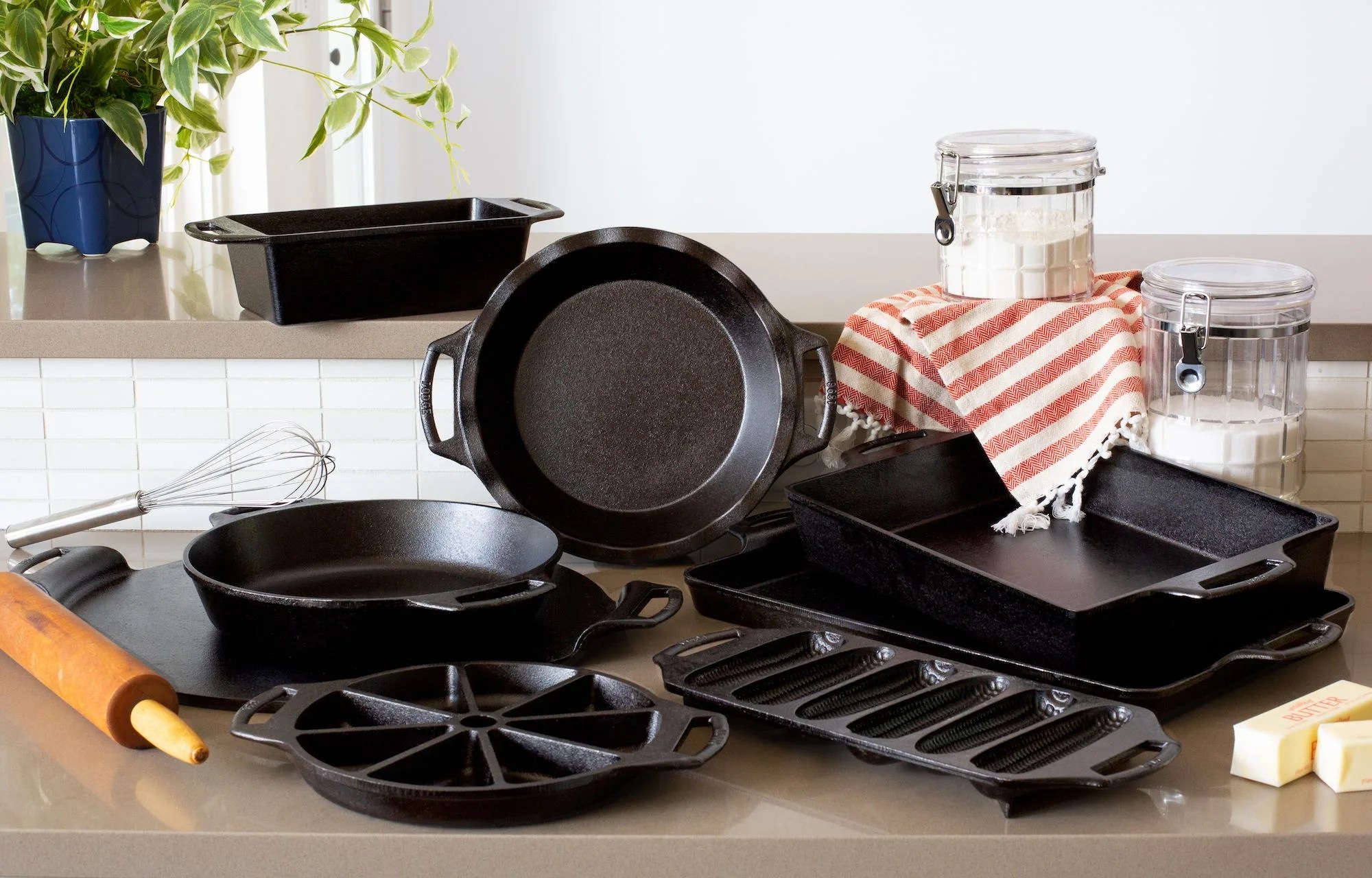 Lodge's New Cast-Iron Bakeware Line Is for the Baking-Obsessed | Gear ...