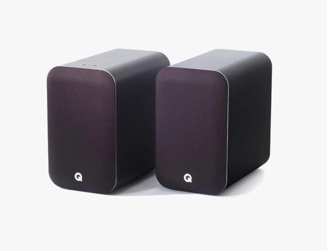 Want a Badass Sound System for Your Desktop? Here Are 2 Ways to Get There