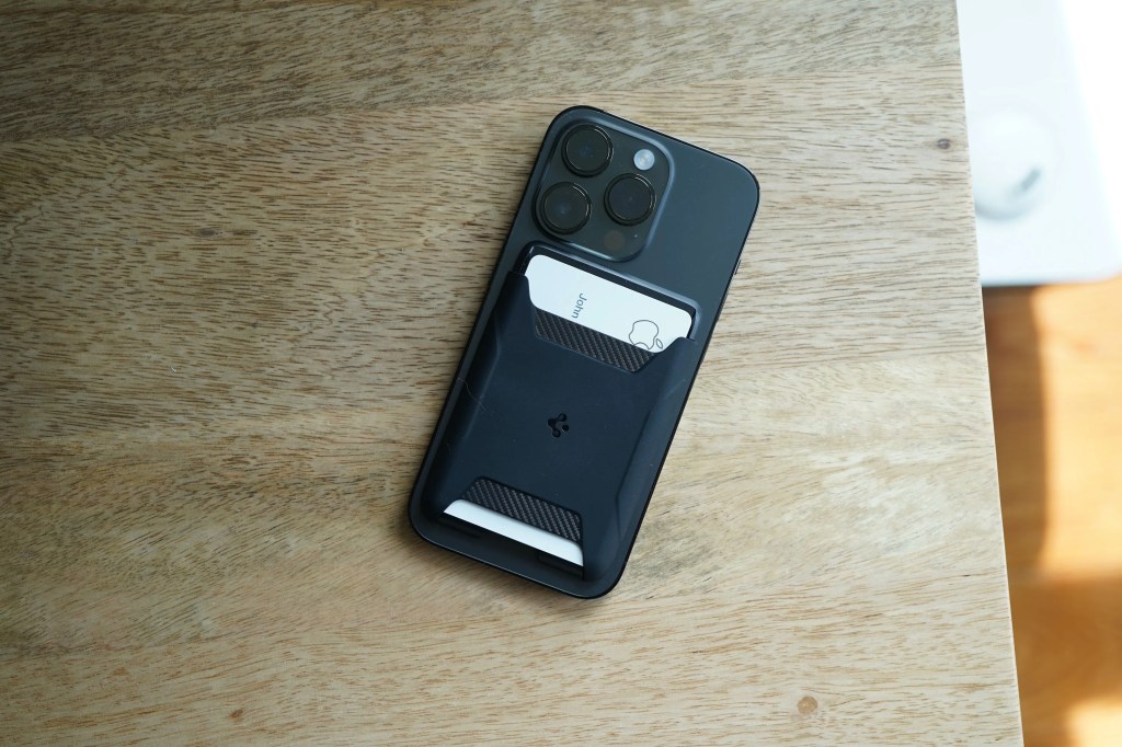 The Best MagSafe Wallets That Stick to the Back of Your iPhone | Gear ...