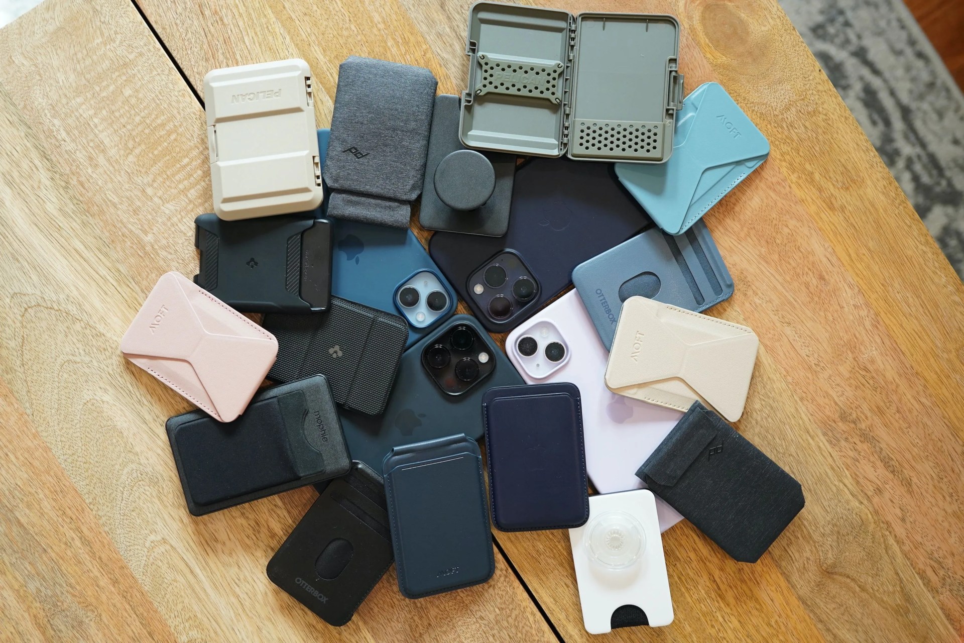 The Best MagSafe Wallets That Stick to the Back of Your iPhone | Gear ...