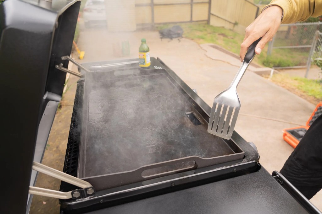 Traeger Flatrock Flat Top Grill Review: Yes, This Gas-Powered Griddle ...