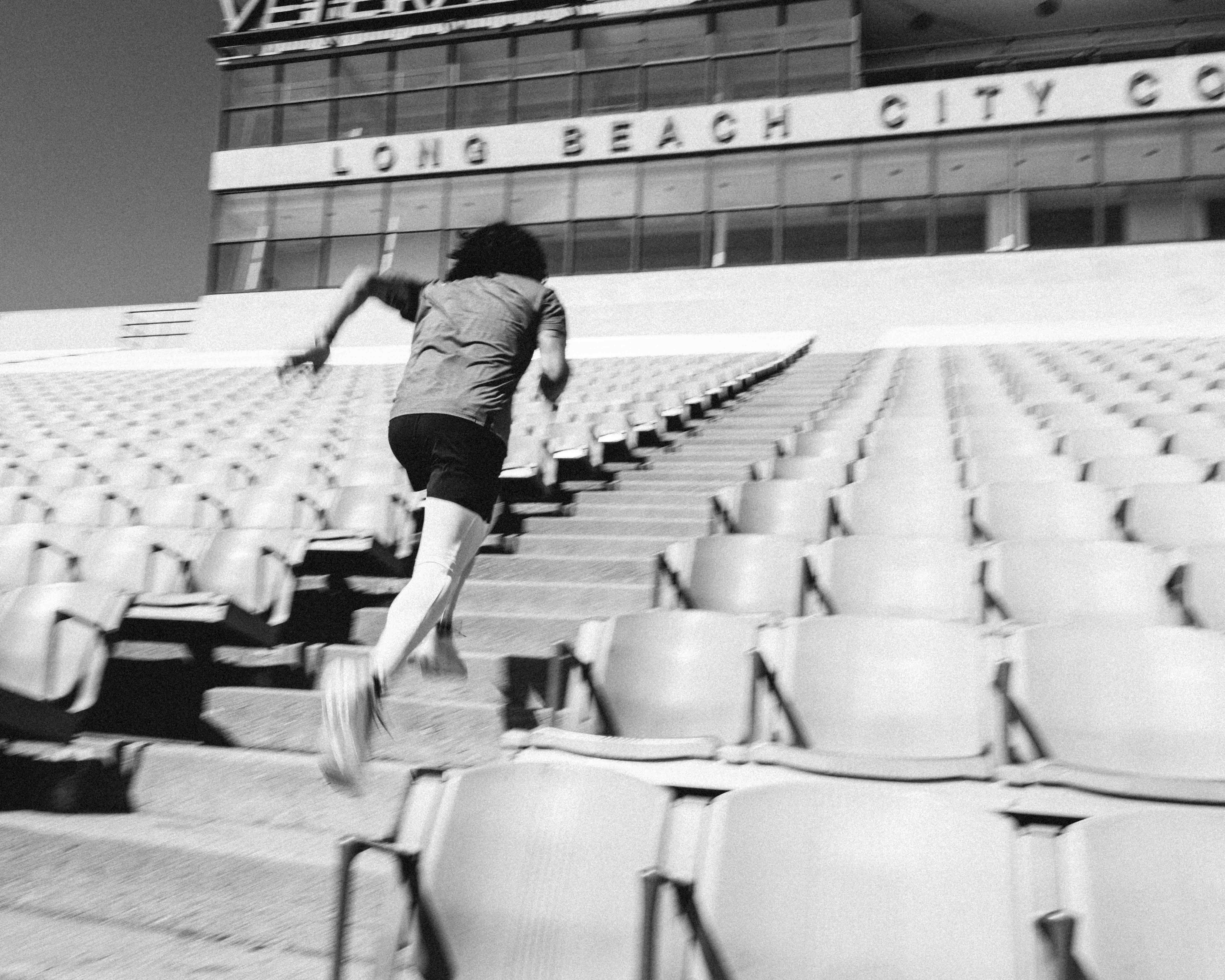 Treadmill vs Running Outside: 14 Pros and Cons to Consider