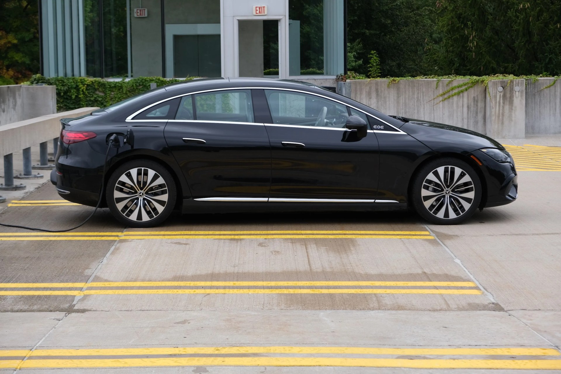 2023 Mercedes-Benz EQE Vs. EQE SUV: Sedan Versus Sport-Utility Vehicle ...