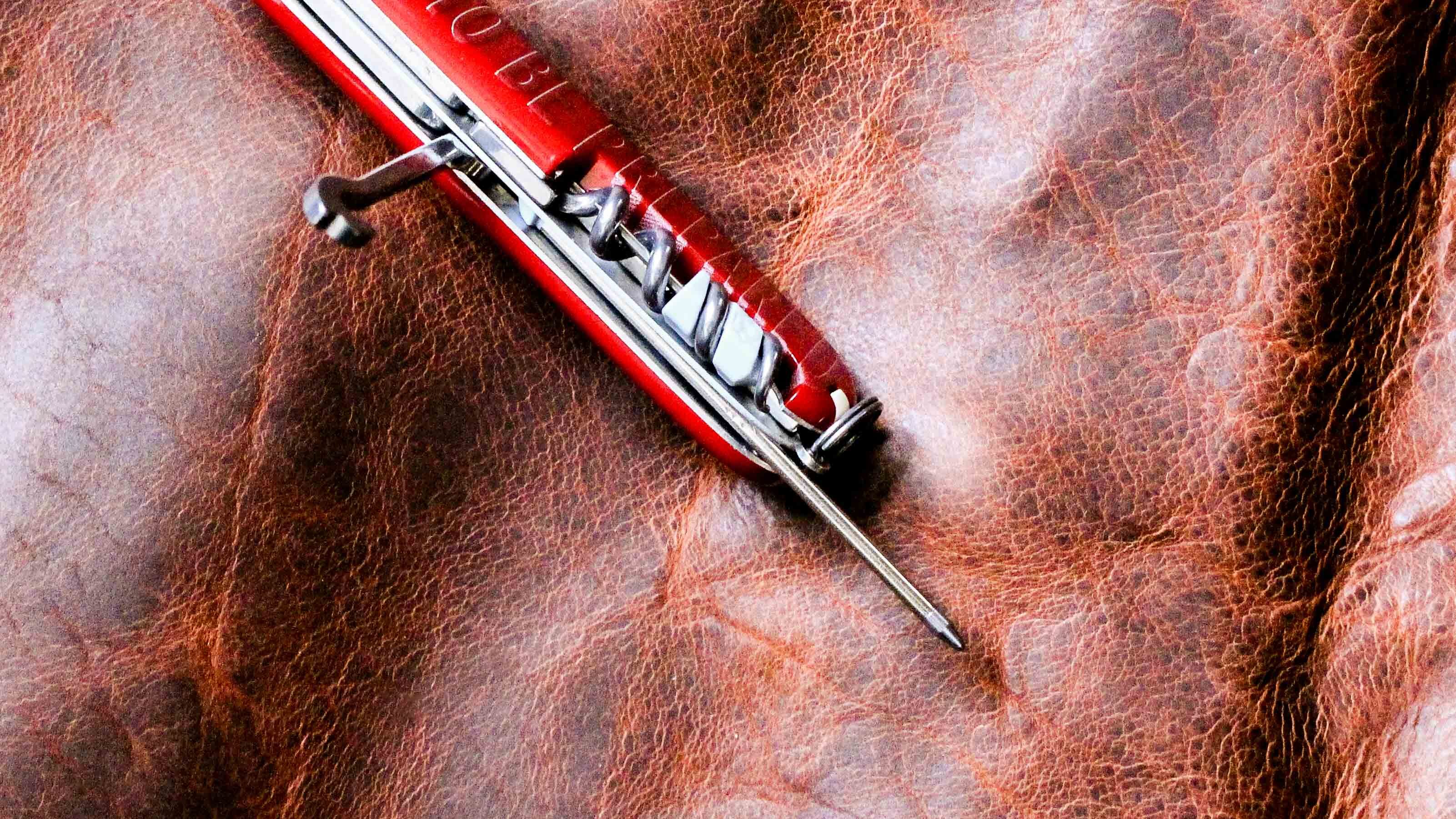 This Five-Second Hack Makes One of Your Swiss Army Knife’s Coolest ...