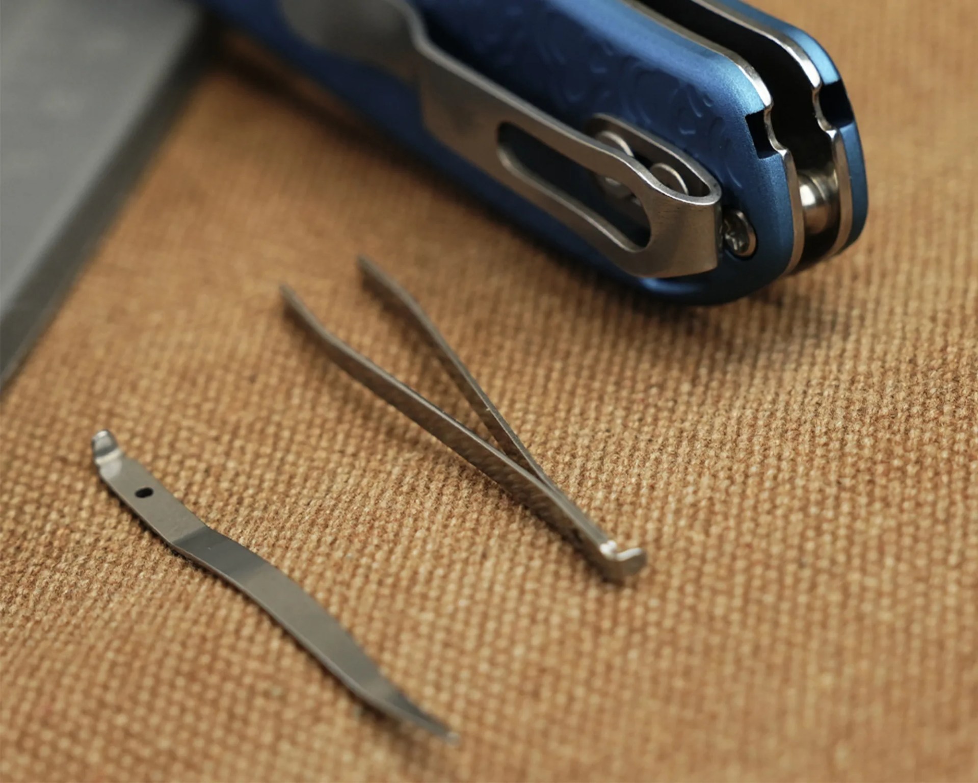 Kizer Morphs Its Original Crossbar EDC Knife Into a User-Friendly ...