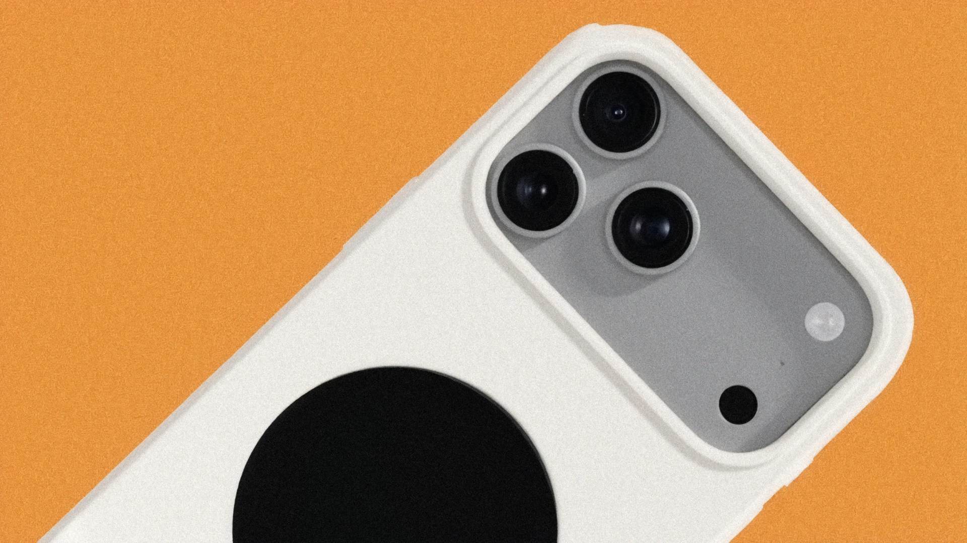 This Tiny Gadget Turns Your iPhone Into a Leica
