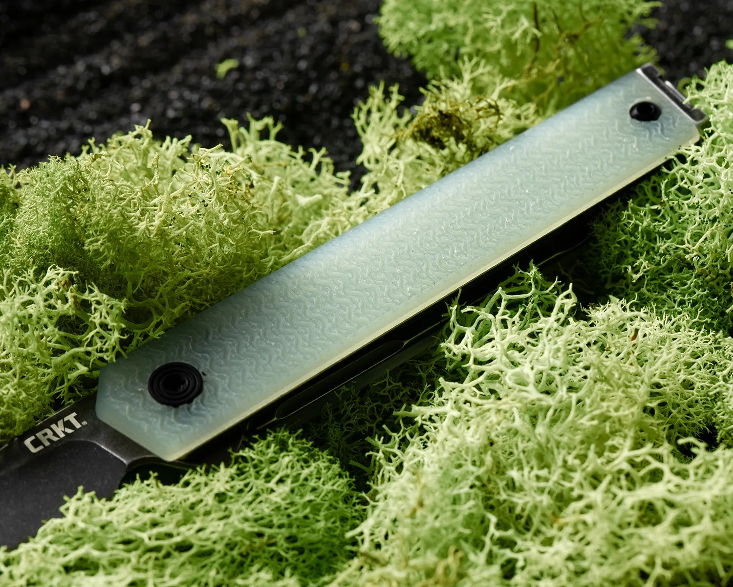 The Most Minimal Version of an Iconic Affordable CRKT Gentleman’s Knife ...