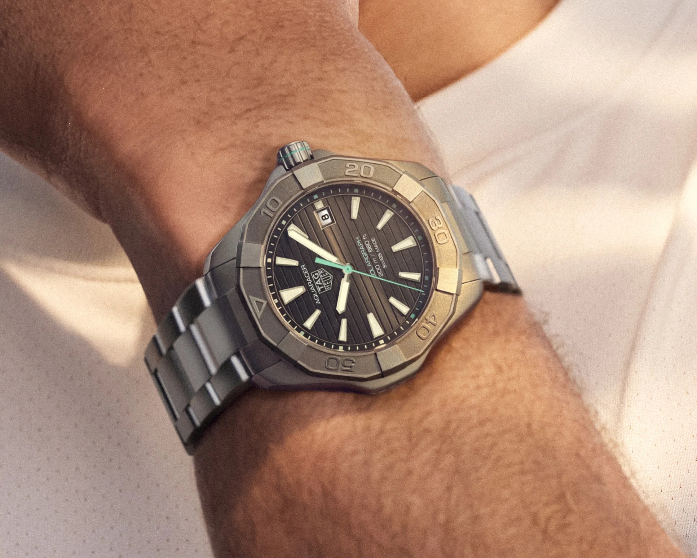 TAG Heuer's Entry-Level Dive Watch Gets a Sporty, 1980s-Inspired Revamp ...