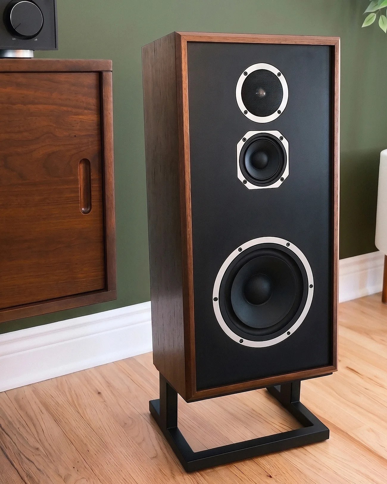 These Vintage-Inspired Loudspeakers Are Ideal for Space-Saving Audiophiles